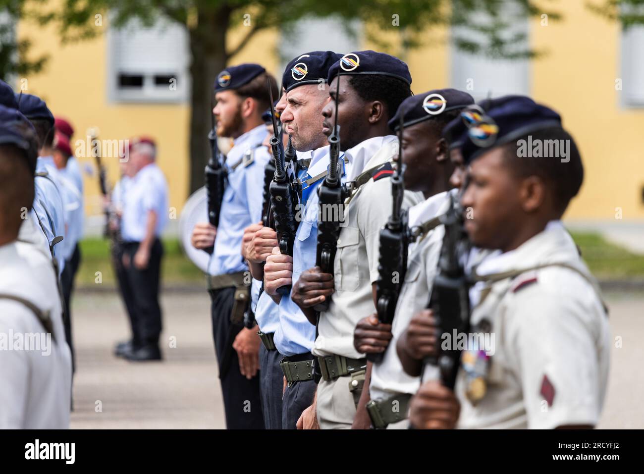 17 July 2023, Baden-Württemberg, Müllheim: German and French soldiers ...