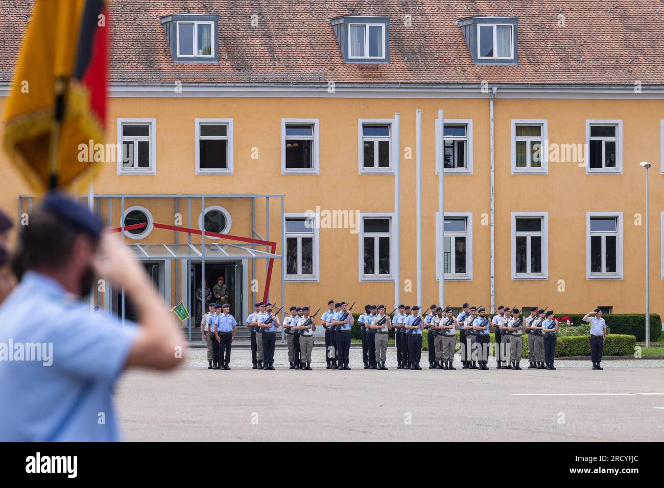 17 July 2023, Baden-Württemberg, Müllheim: German and French soldiers ...
