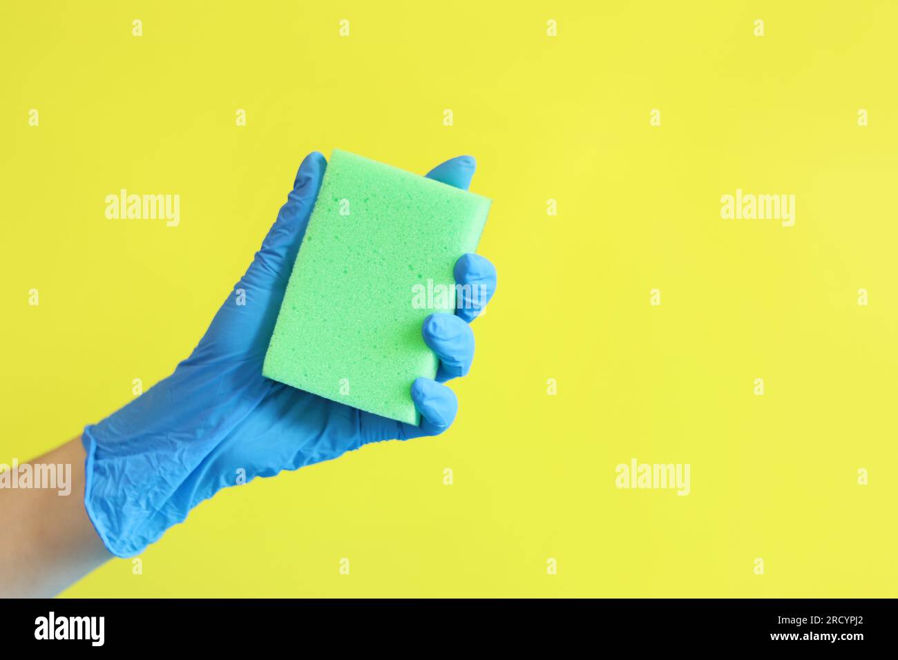 Woman washing dishes on green hi-res stock photography and images - Alamy