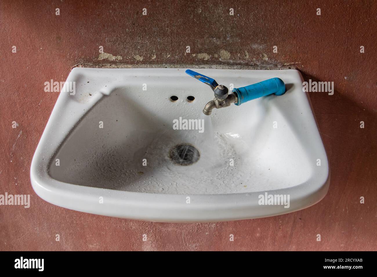 Sink with running water by the outdoor toilets Stock Photo - Alamy