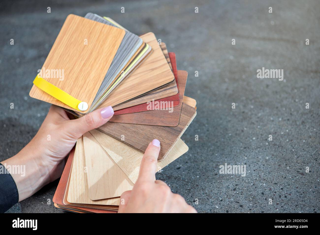 Samples of laminate in the hands of the designer. Selection of samples ...