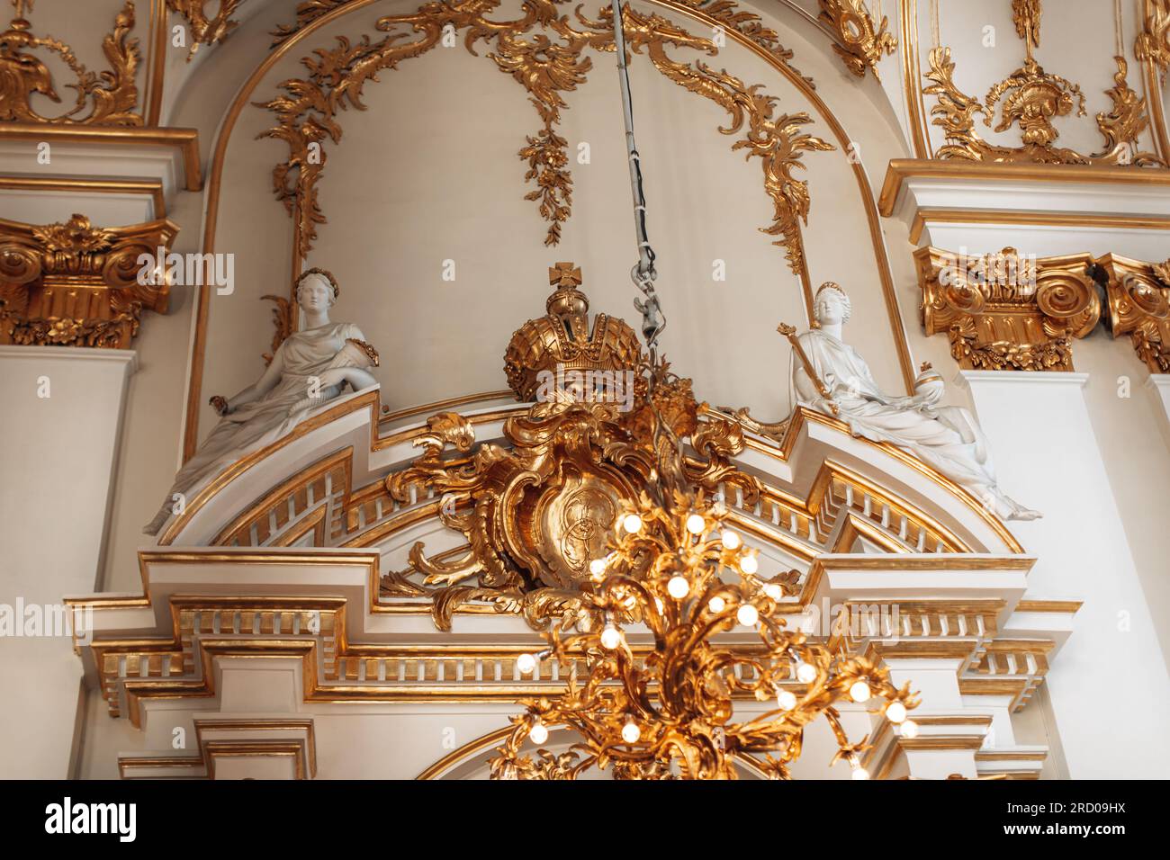 Hermitage museum gallery sculpture hi-res stock photography and images ...