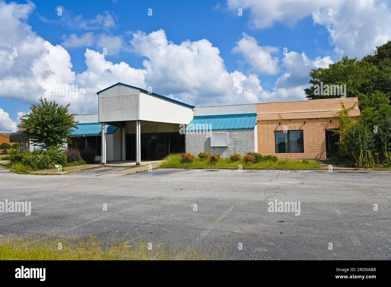 Exterior of a Vacant Commercial Building for Sale or Lease Stock Photo ...