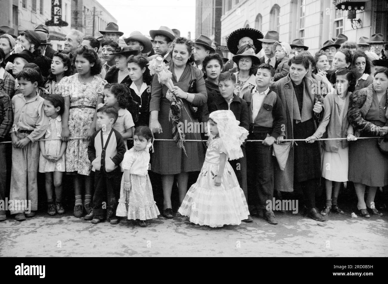 Crowd of people watching parade Black and White Stock Photos & Images ...