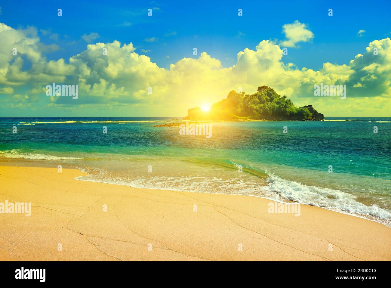 Ocean sunrise tropical island beach hi-res stock photography and images ...