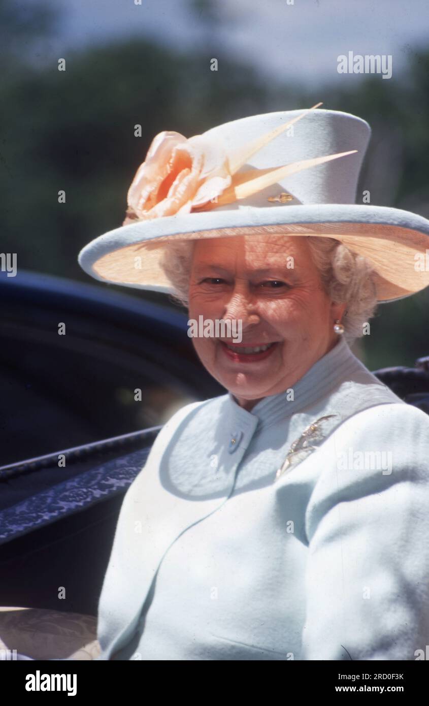 Queen elizabeth hat ascot hi-res stock photography and images - Alamy