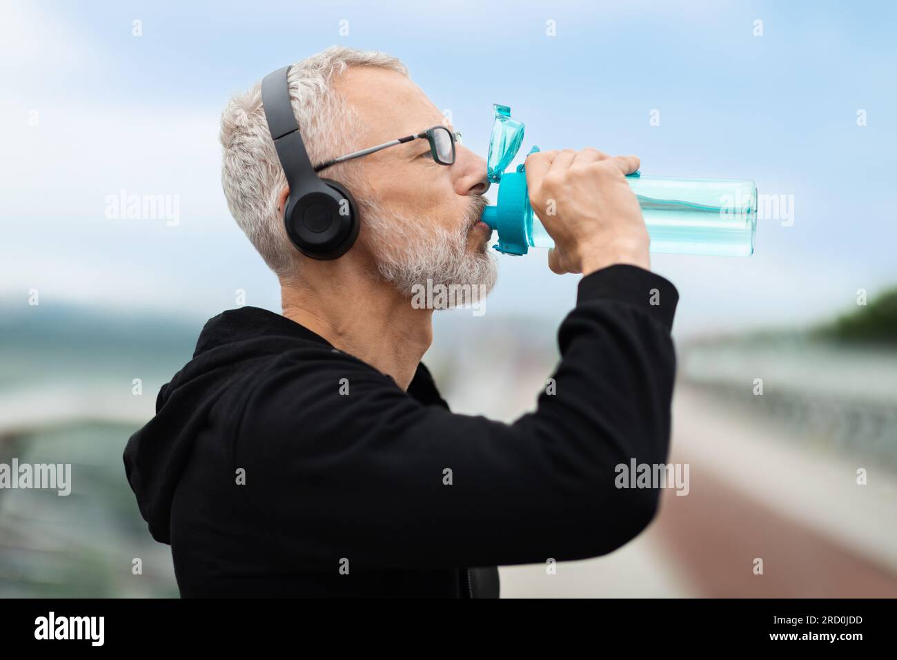 Sportsman running smiling drinking water hi-res stock photography and ...