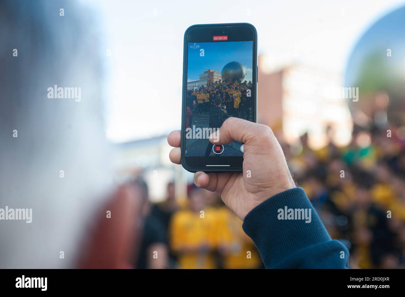 Man filming on his phone hi-res stock photography and images - Alamy