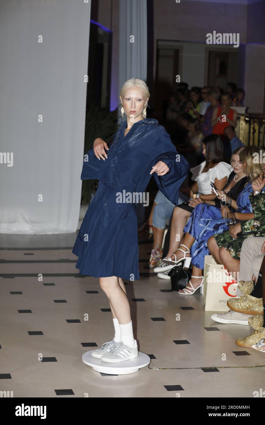 Models bei der Anja Gockel Fashion Show 'Air' auf der Berlin Fashion ...