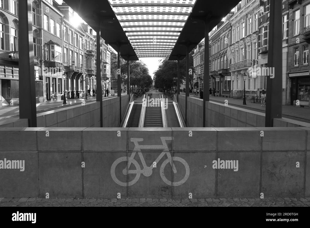 Maastricht Train Station platform empty Stock Photo - Alamy