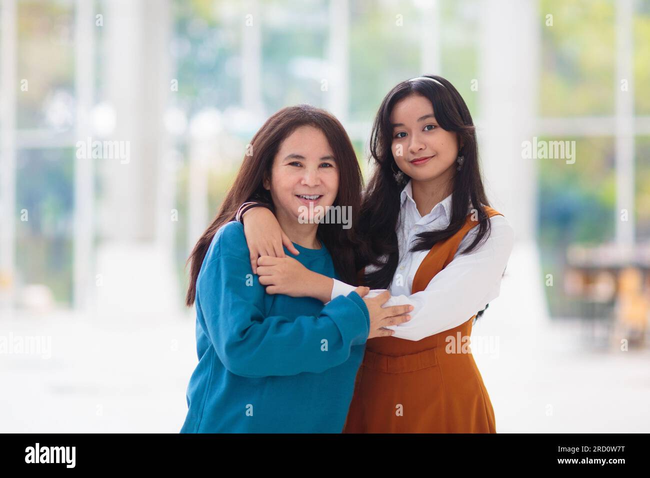Family teenager talk asia hi-res stock photography and images - Alamy