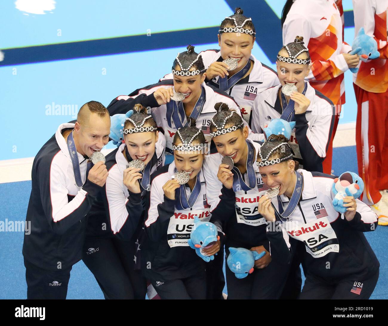 The United States team poses with their silver medals after competing ...