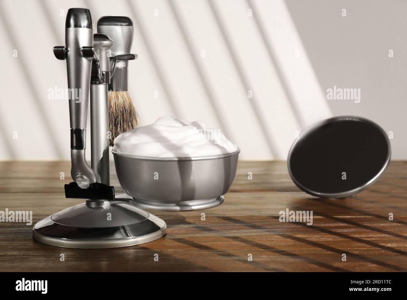 Set of men's shaving tools on wooden table Stock Photo - Alamy
