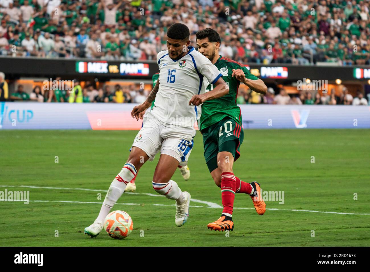 Panama defender Andrés Andrade (16) wins the ball against Mexico ...