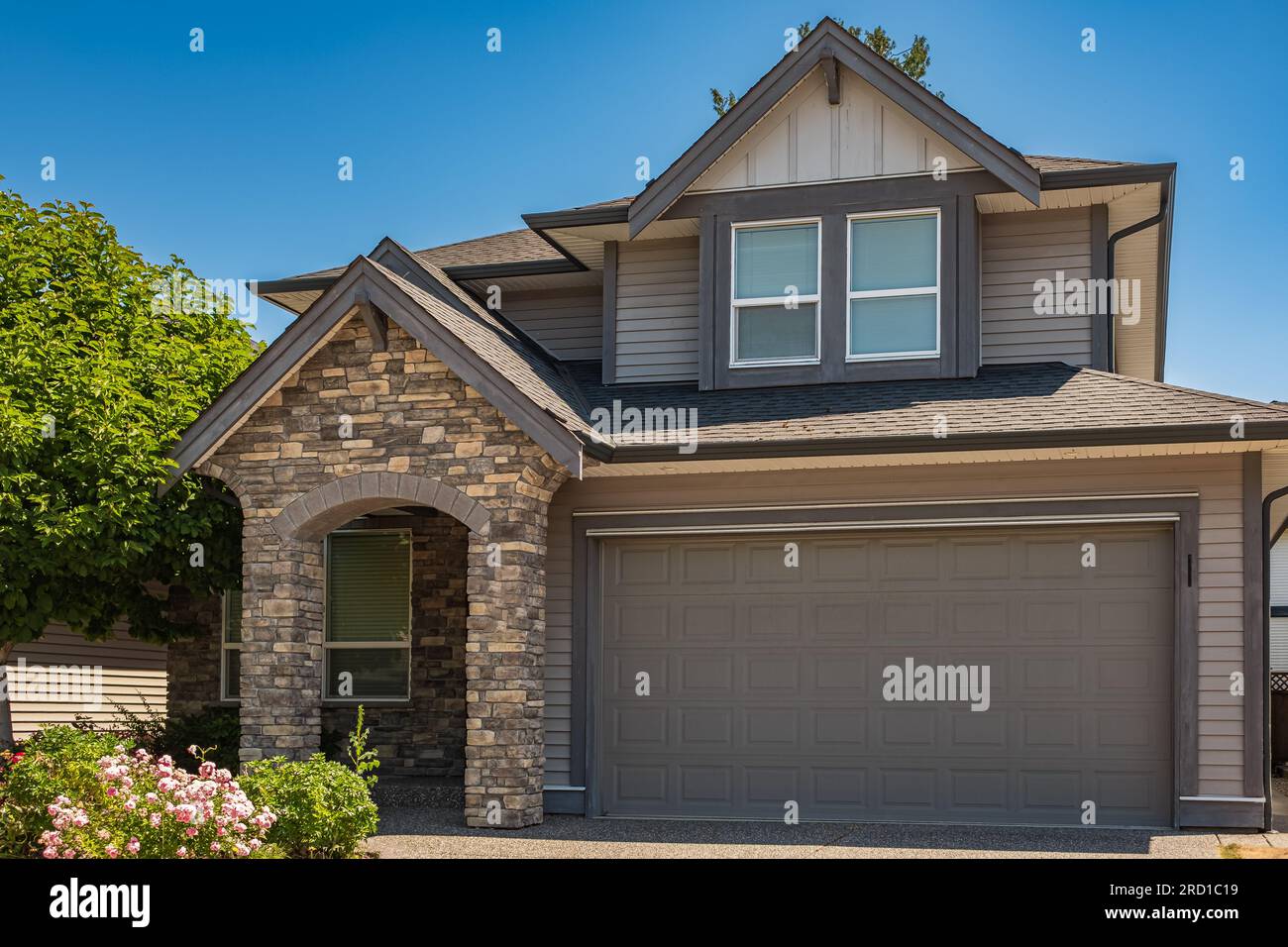 Large modern house exterior hi-res stock photography and images - Alamy