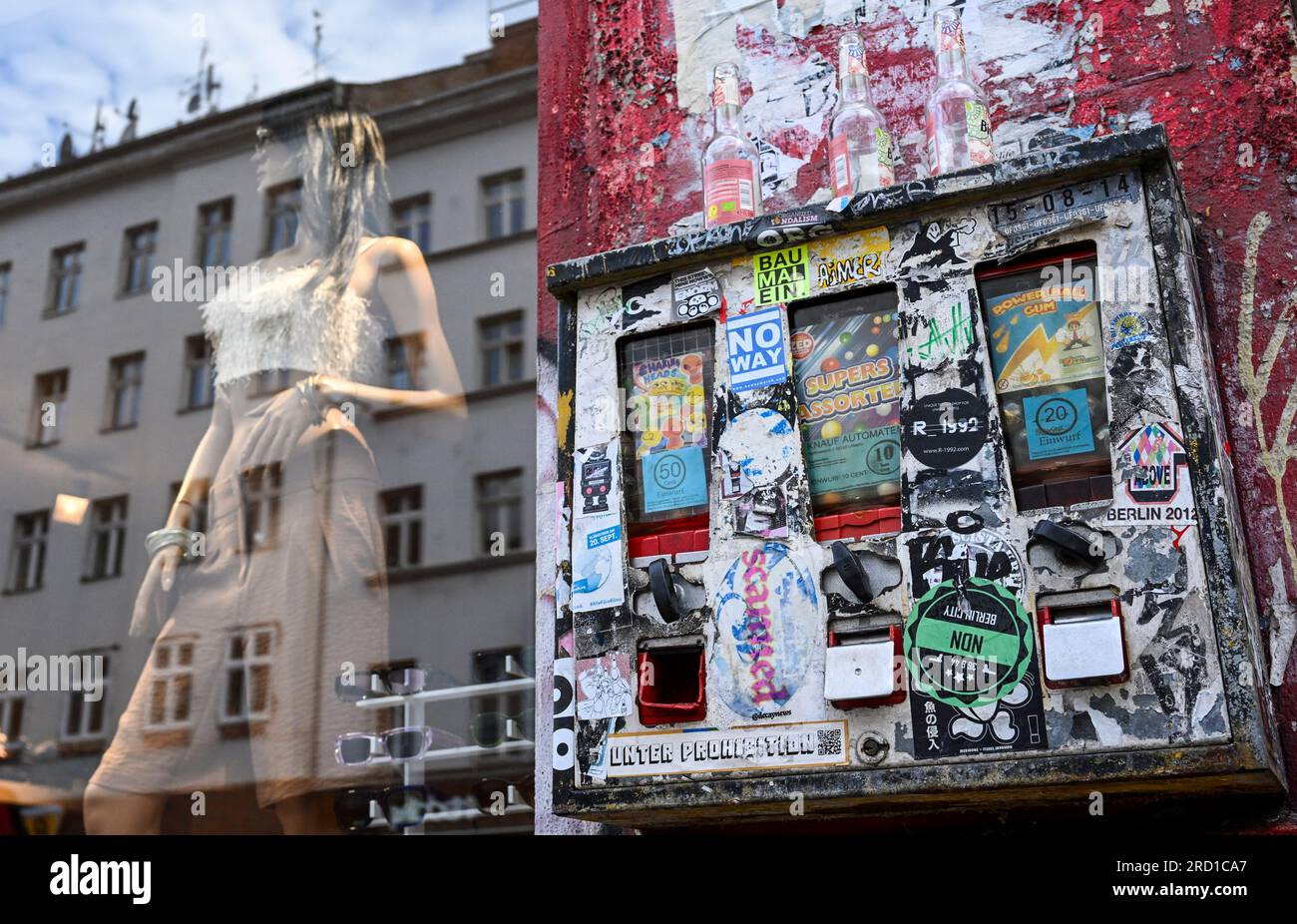 Berlin, Germany. 15th July, 2023. A chewing gum vending machine hangs ...