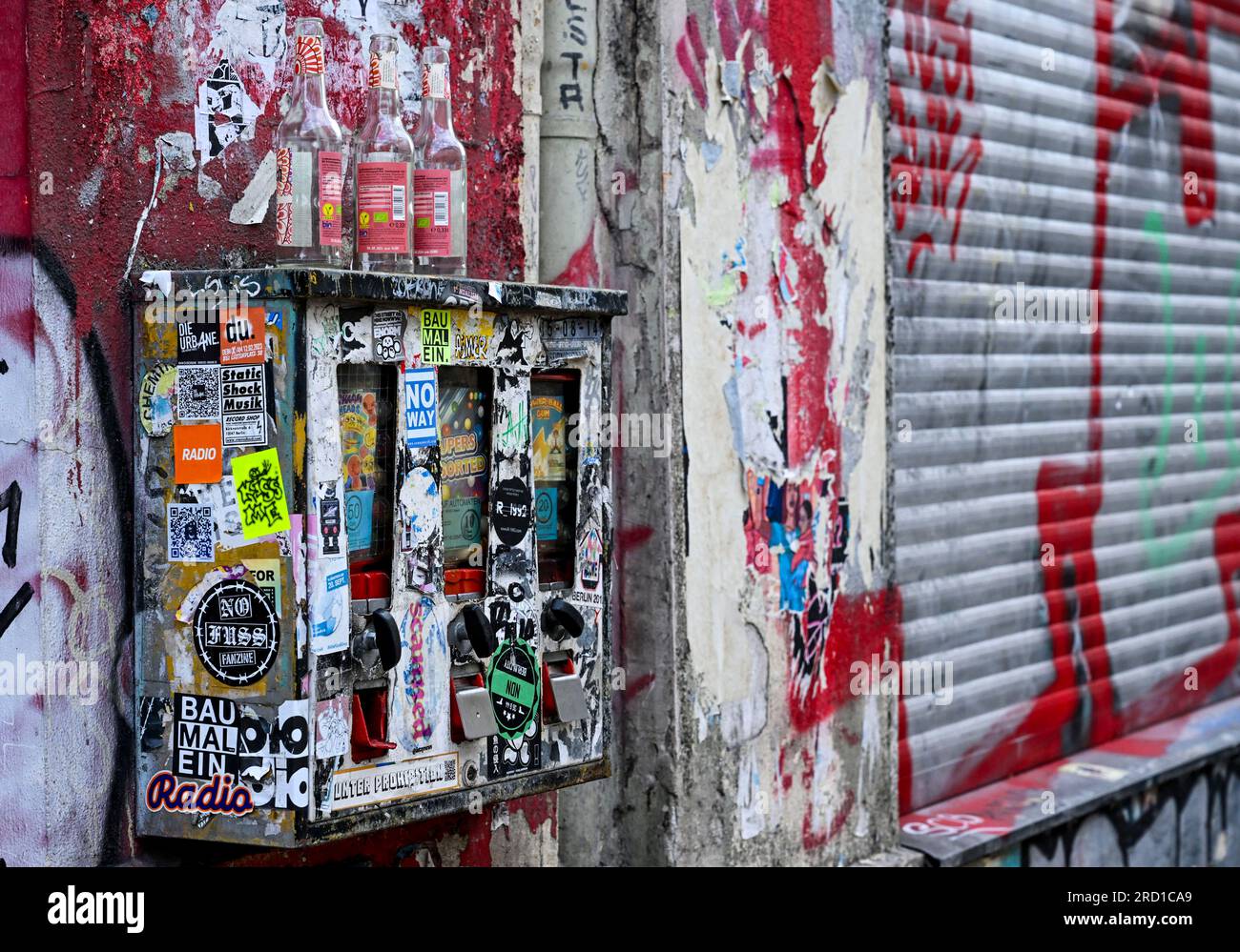 Berlin, Germany. 15th July, 2023. A chewing gum vending machine hangs ...