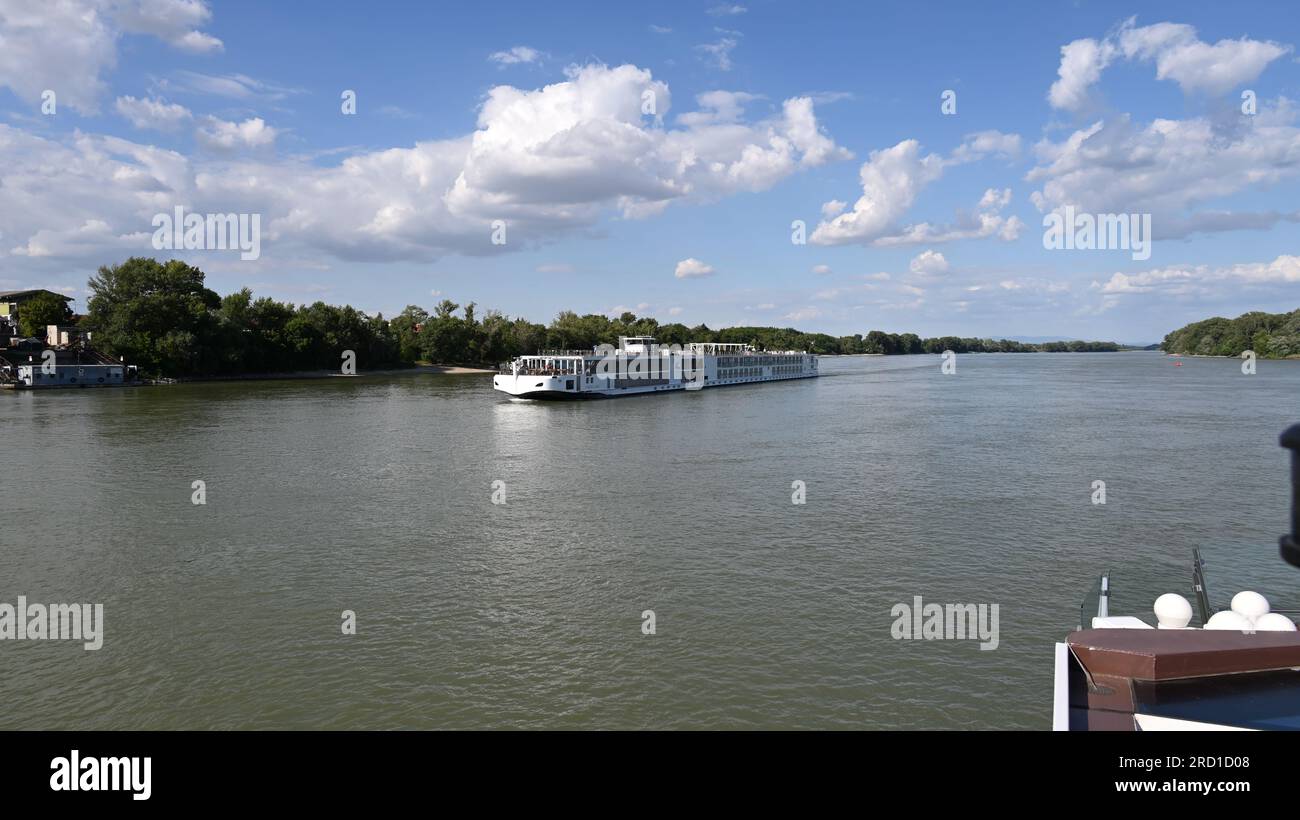 Viking river longboat hi-res stock photography and images - Alamy