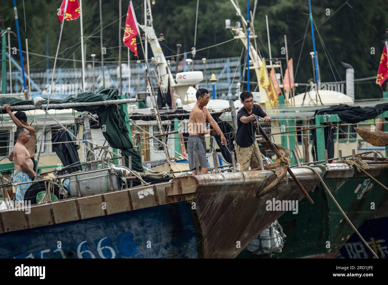 Fishing boats return to ports in face of Typhoon Talim in Qionghai City ...
