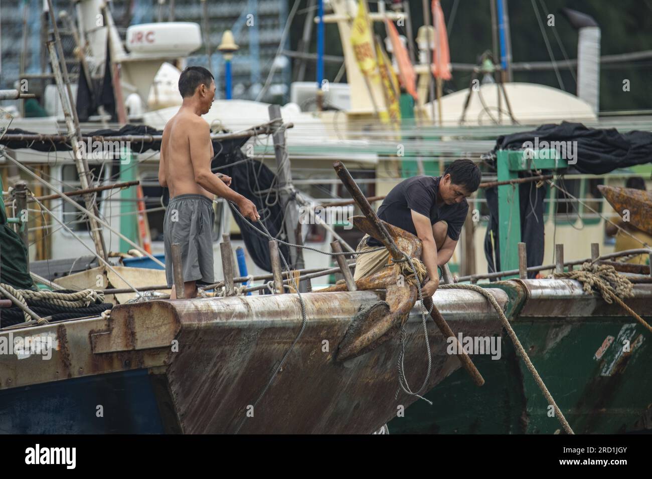 Fishing boats return to ports in face of Typhoon Talim in Qionghai City ...