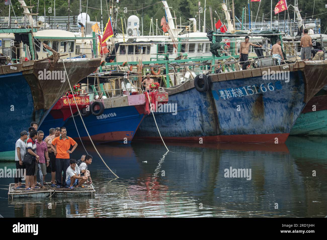 Fishing boats return to ports in face of Typhoon Talim in Qionghai City ...