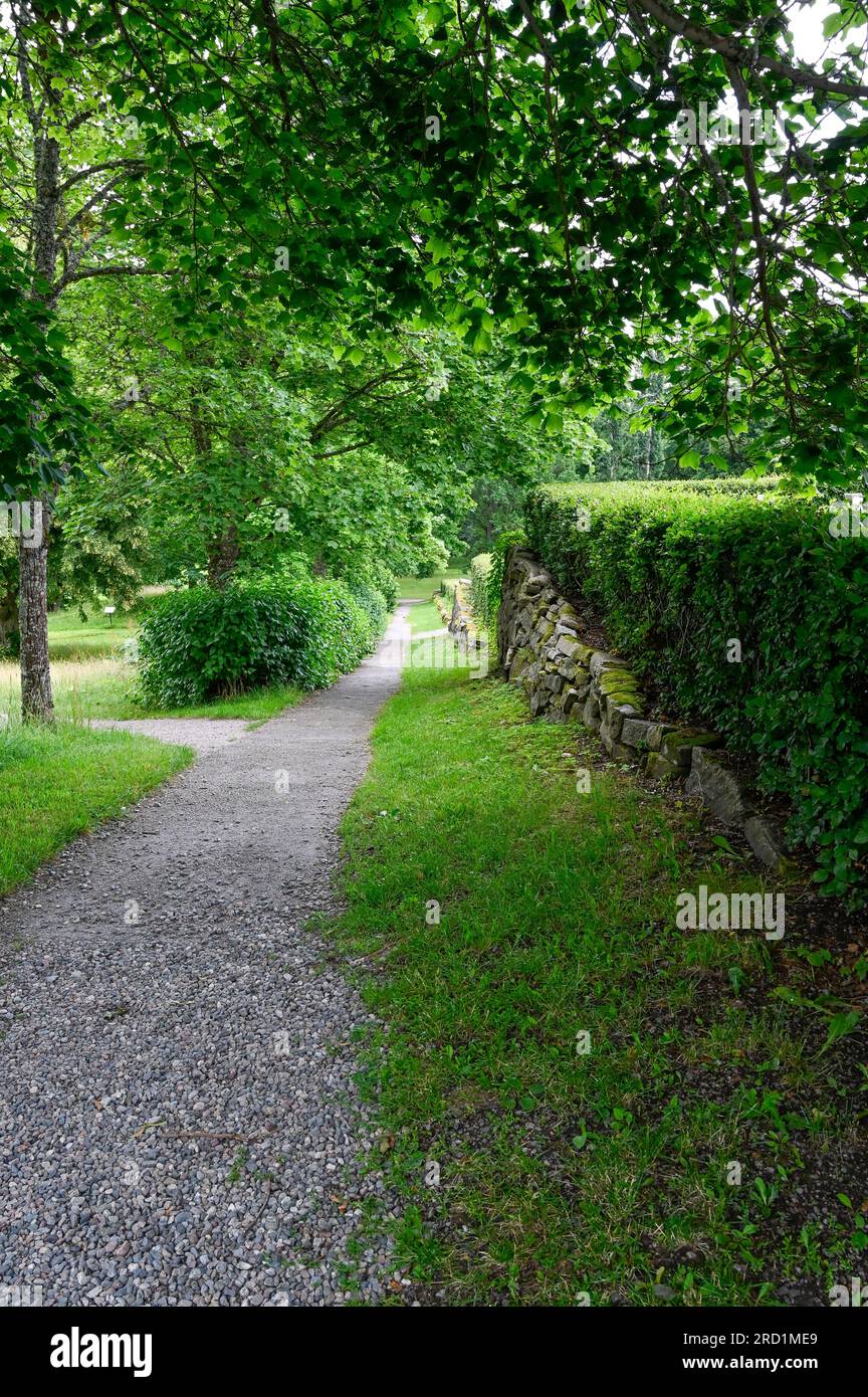 Straight hedges hi-res stock photography and images - Alamy
