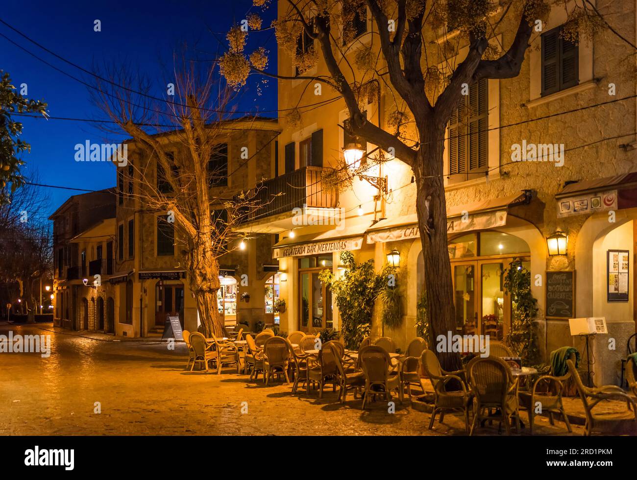 Cafe evening hi-res stock photography and images - Alamy