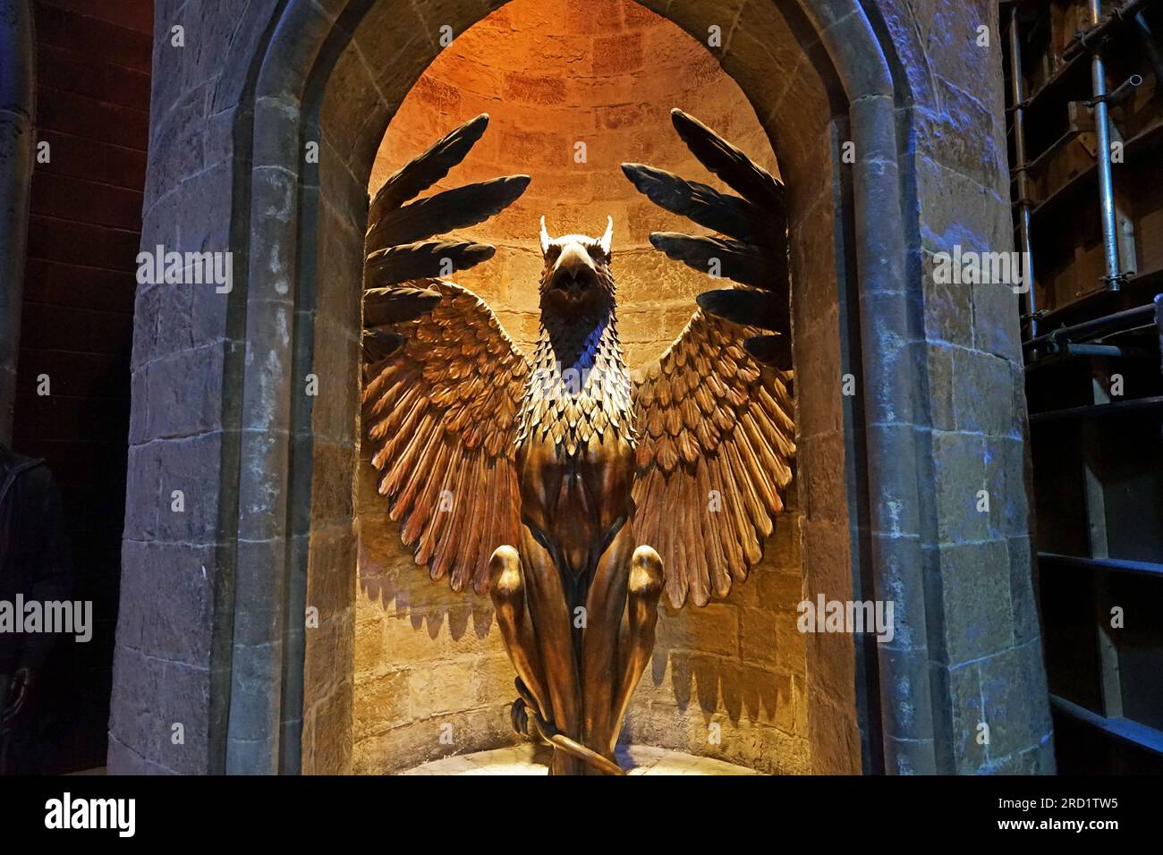 The phoenix statue stairs at the entrance gate to Dumbledore Hogwarts ...