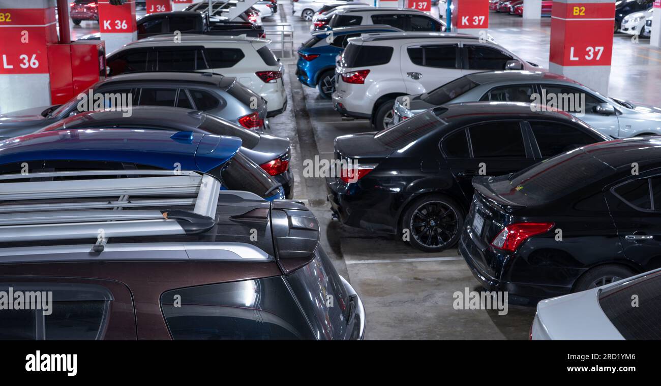 Crowded car park parking lot hi-res stock photography and images - Alamy