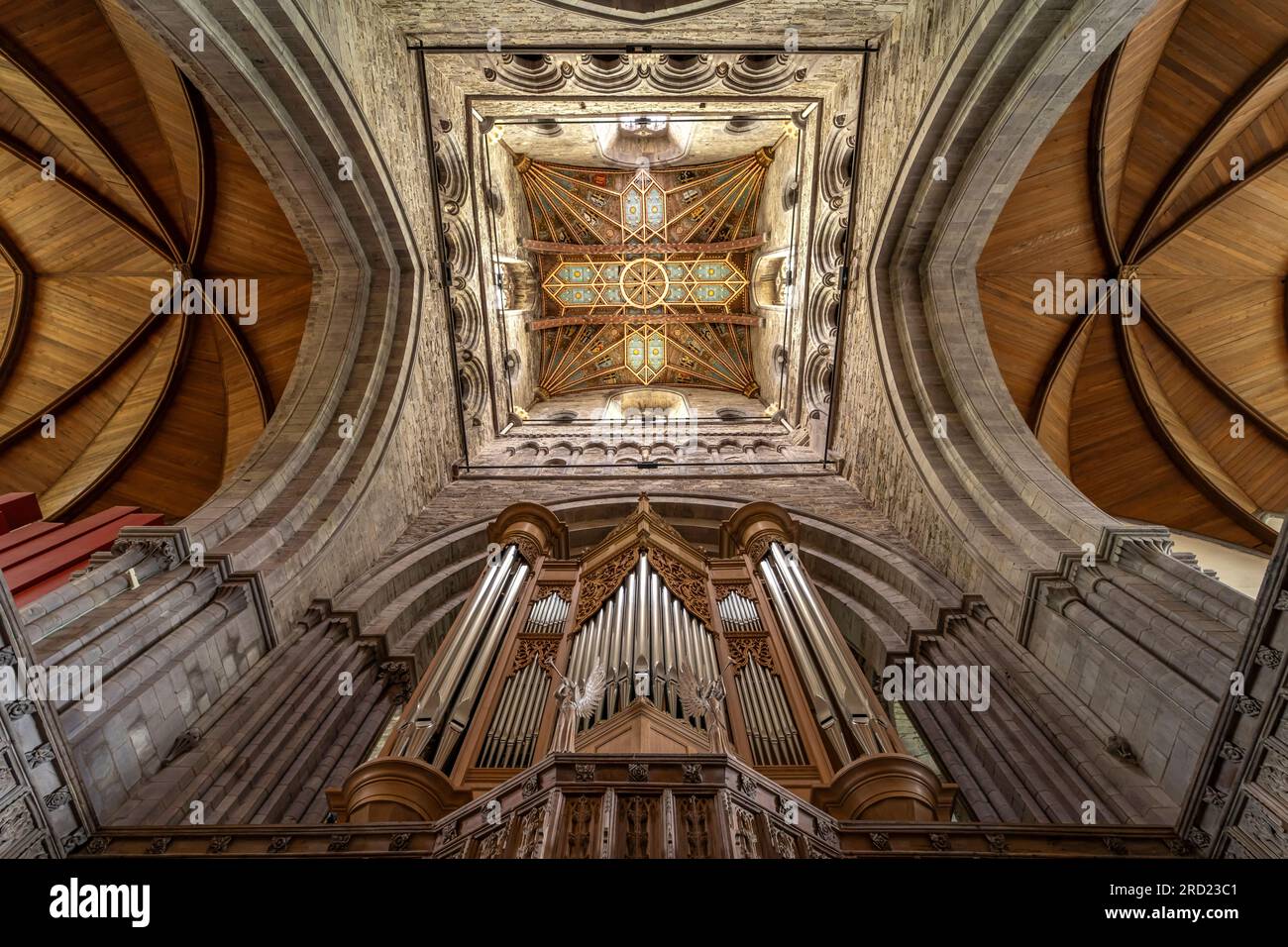 Orgel und Kirchendecke der Kathedrale von St Davids, Wales ...