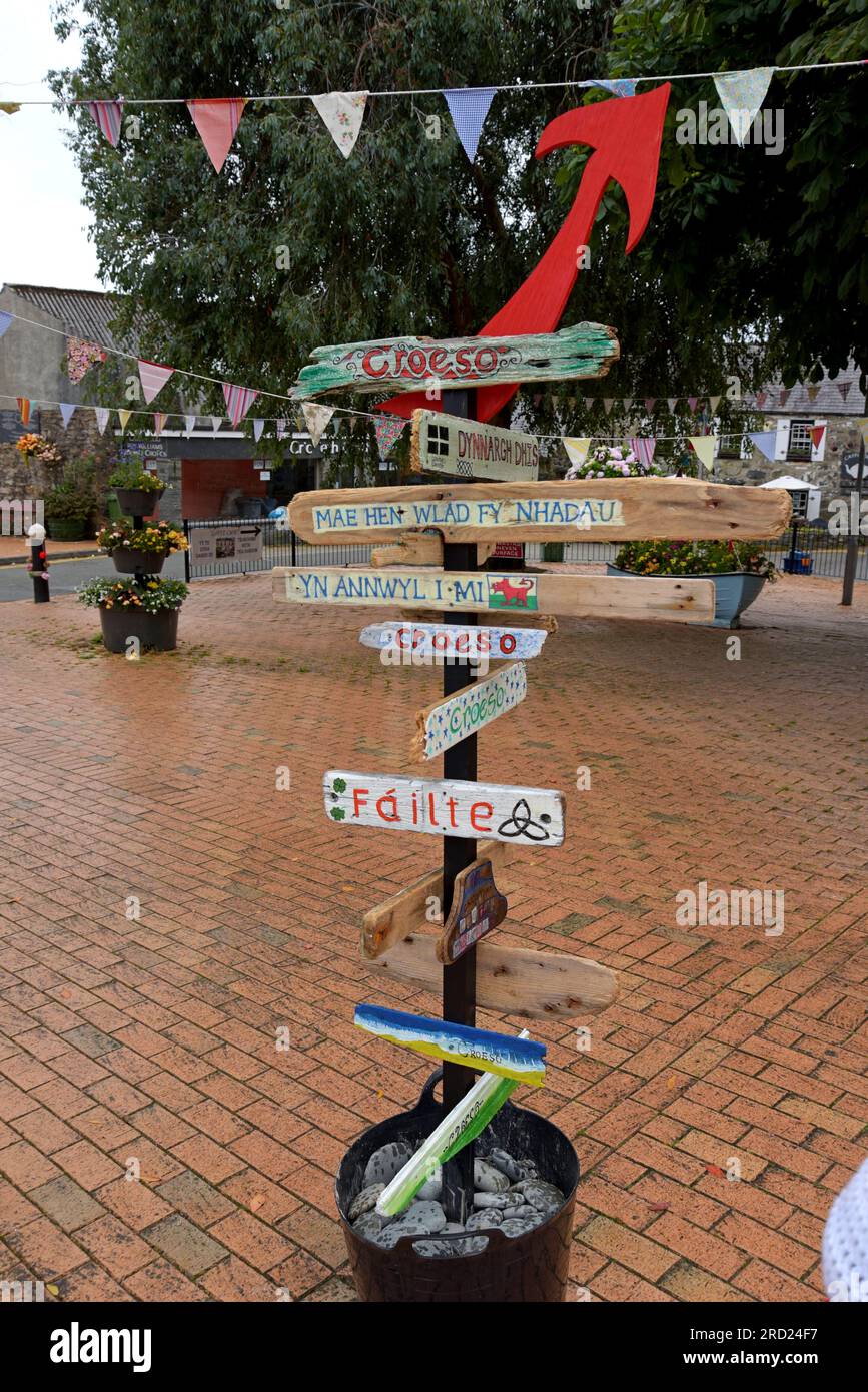 Welcome signs saying welcome (Croeso) in Welsh and other languages ...