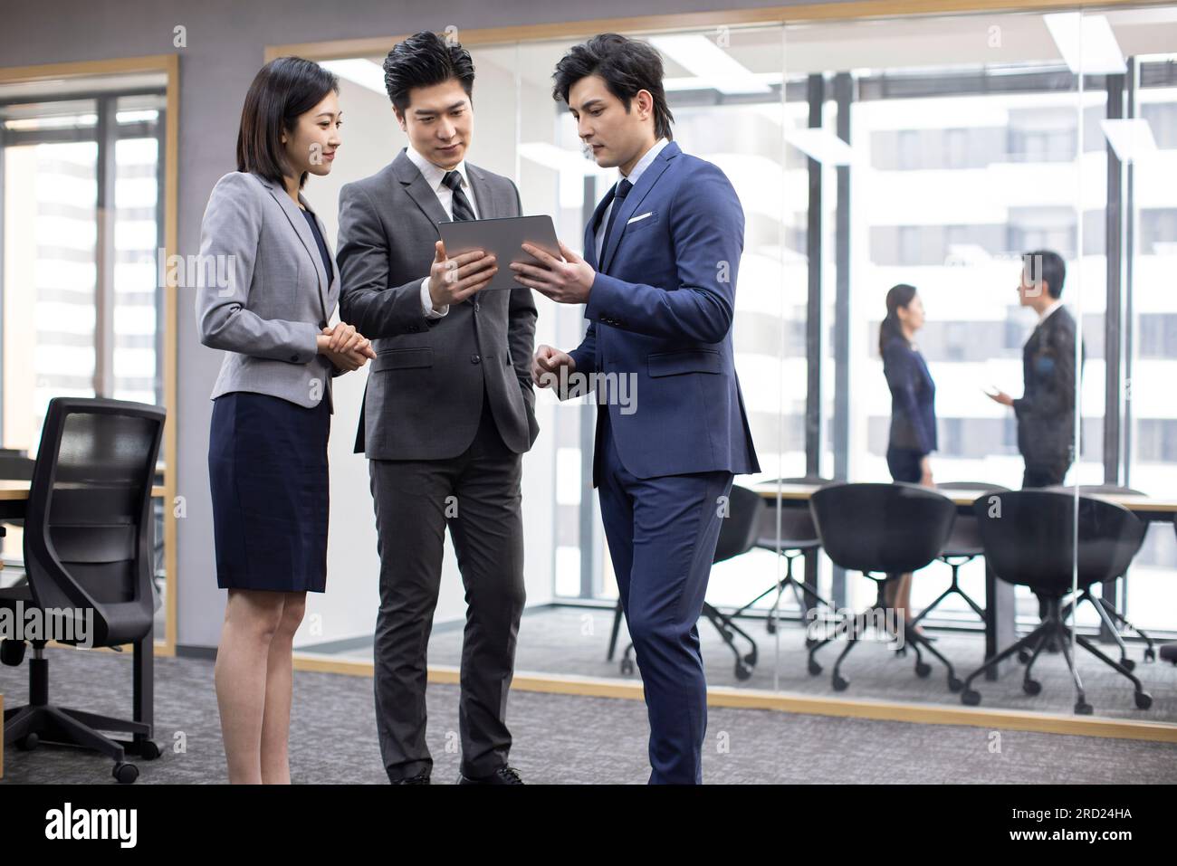Successful Chinese business people talking in office Stock Photo - Alamy