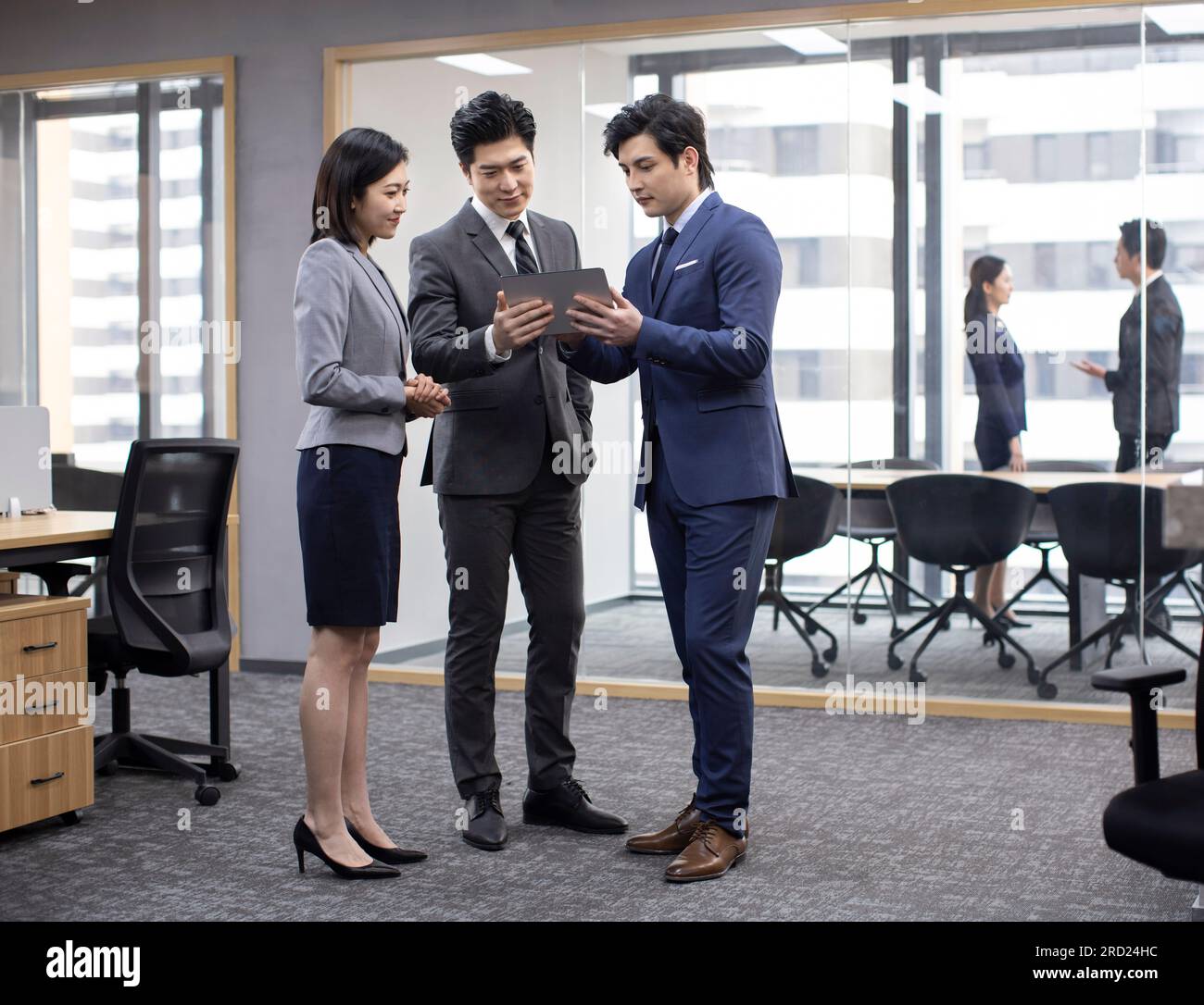 Successful Chinese business people talking in office Stock Photo - Alamy