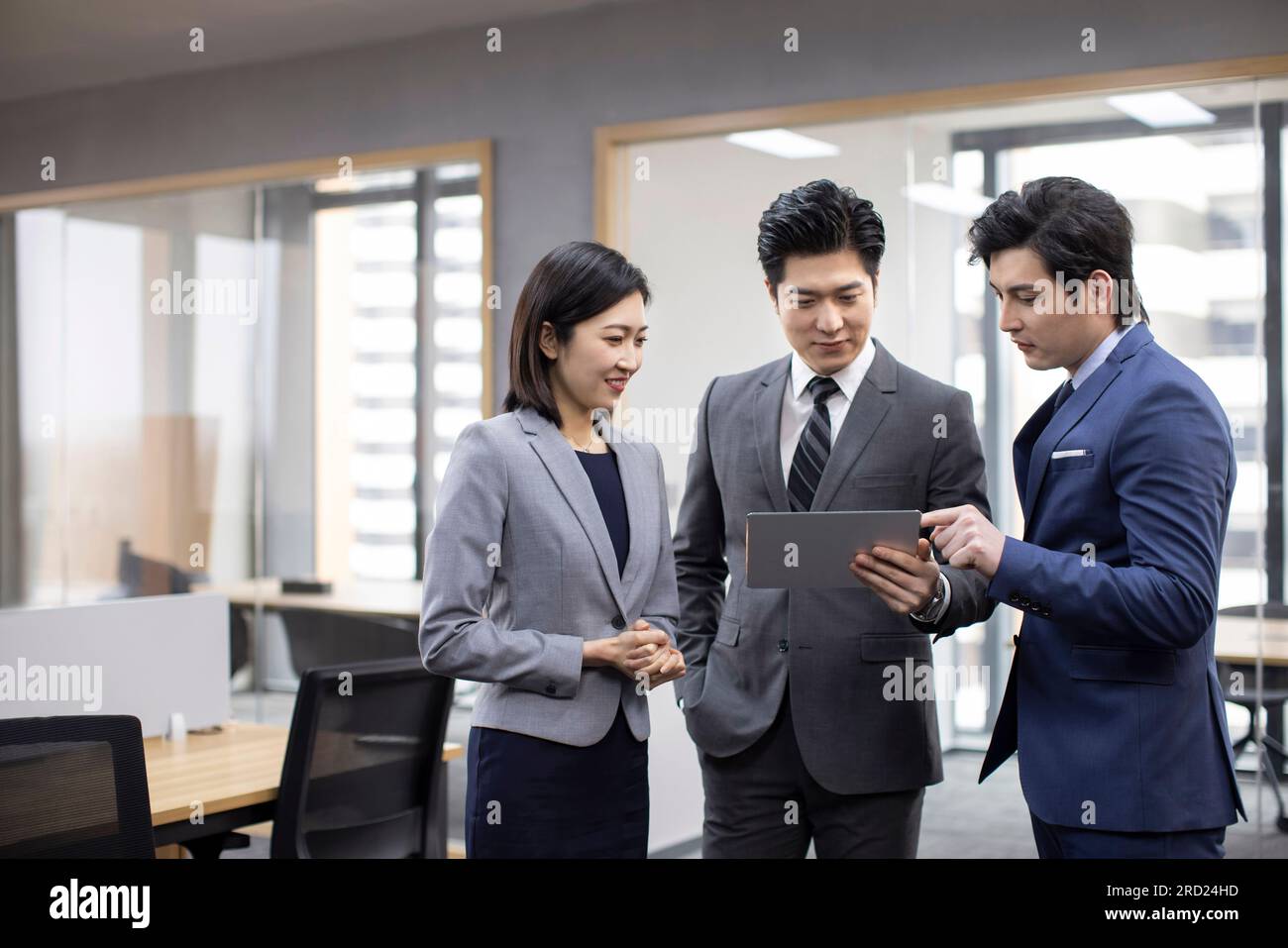 Successful Chinese business people talking in office Stock Photo - Alamy