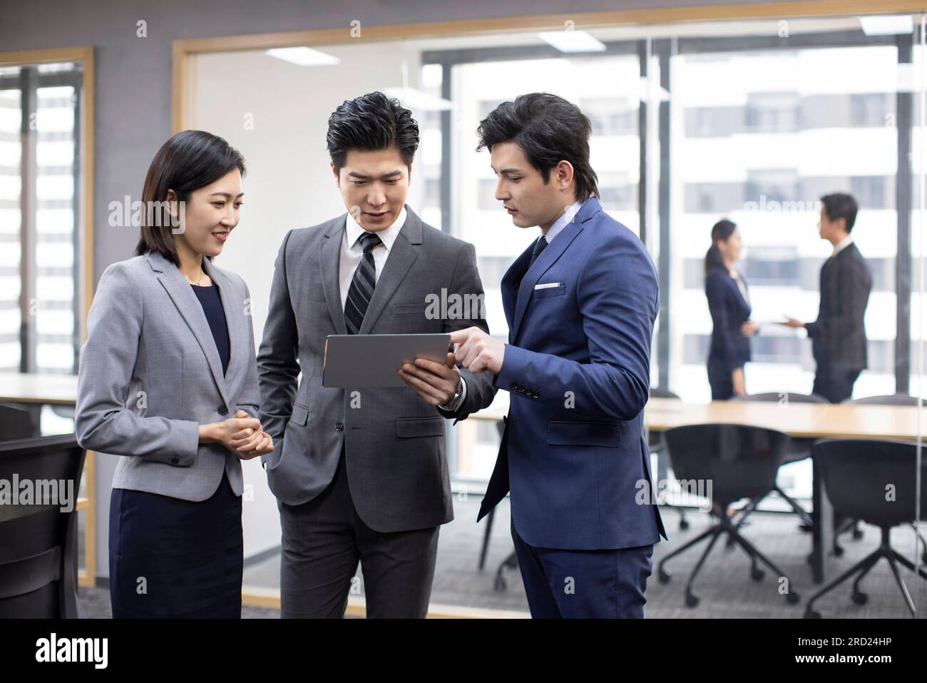 Successful Chinese business people talking in office Stock Photo - Alamy