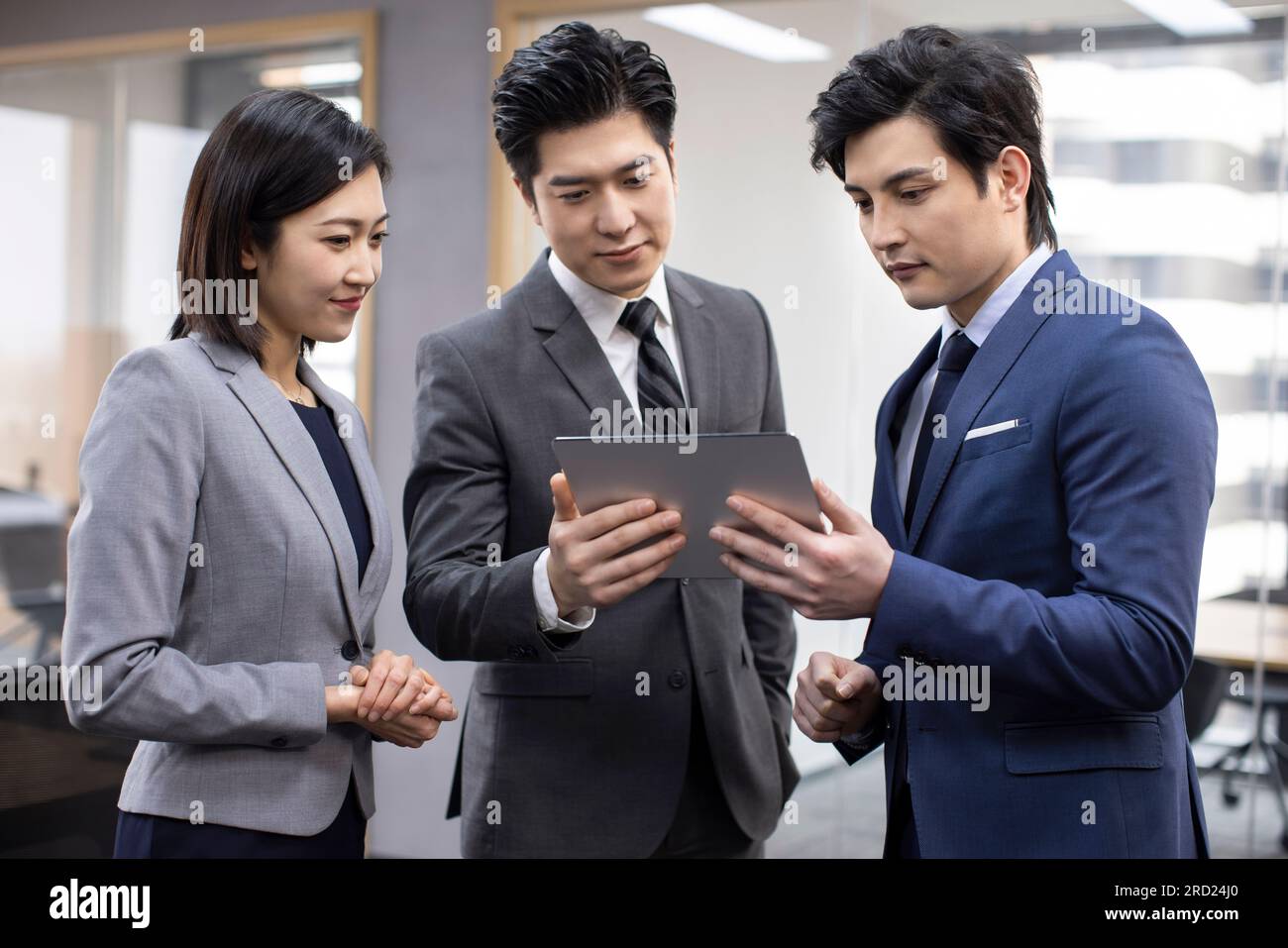 Successful Chinese business people talking in office Stock Photo - Alamy