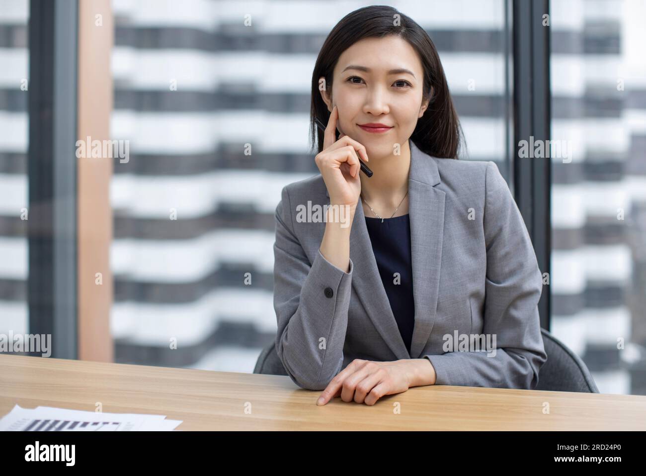 Portrait of confident Chinese businesswoman Stock Photo - Alamy