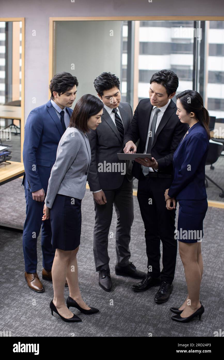 Successful Chinese business people talking in office Stock Photo - Alamy
