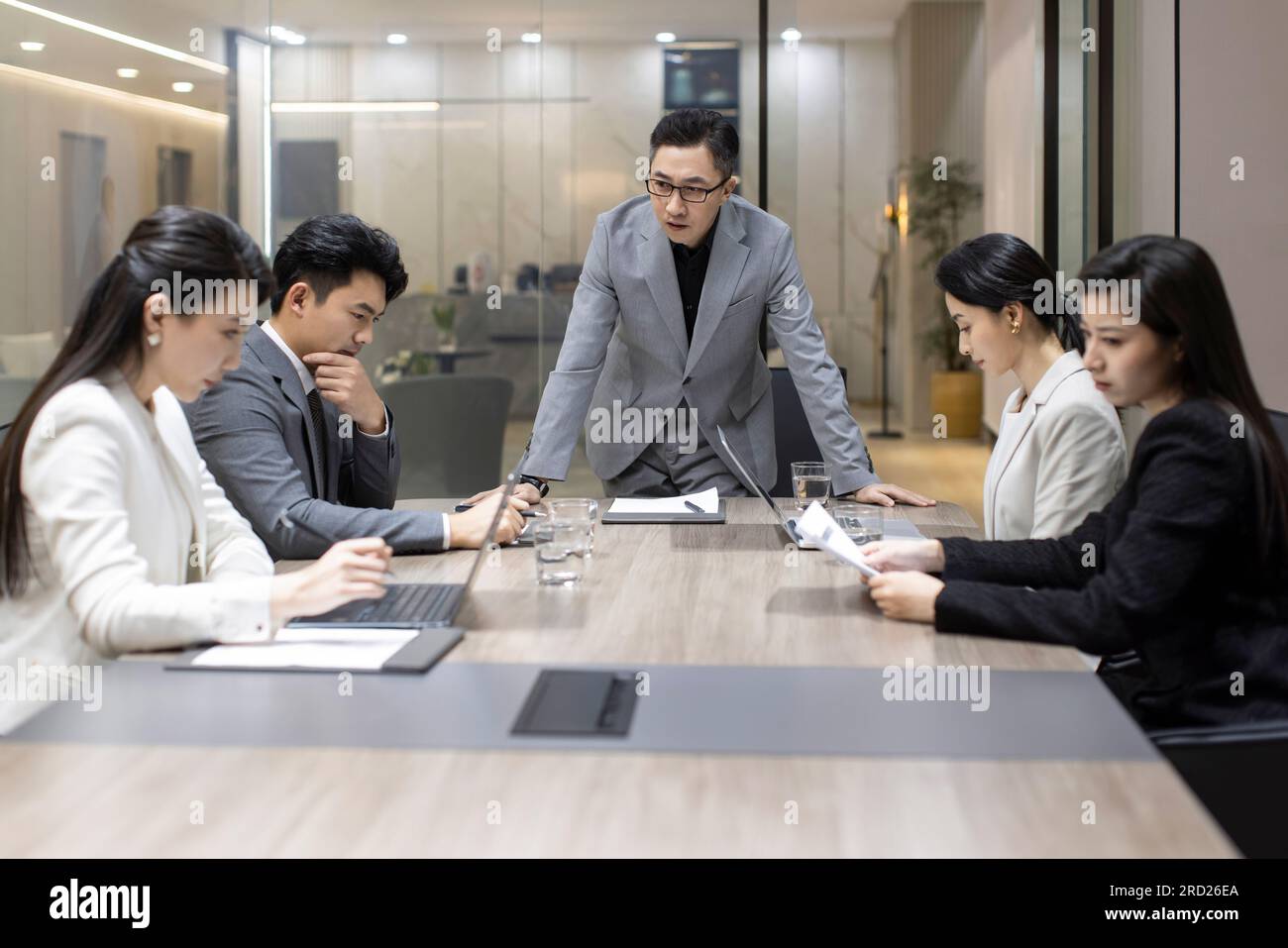 Chinese business people having a meeting in meeting room Stock Photo ...
