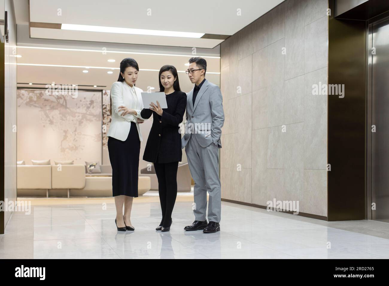 Chinese business people talking in hi-res stock photography and images ...