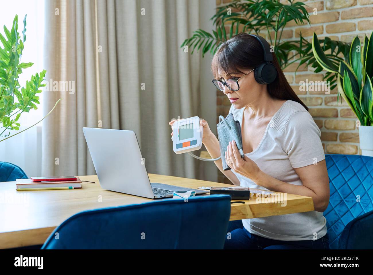 Doctor computer headphones hi-res stock photography and images - Alamy