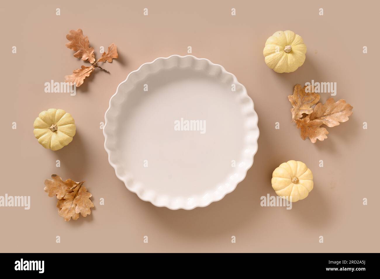 Empty pie plate hi-res stock photography and images - Alamy