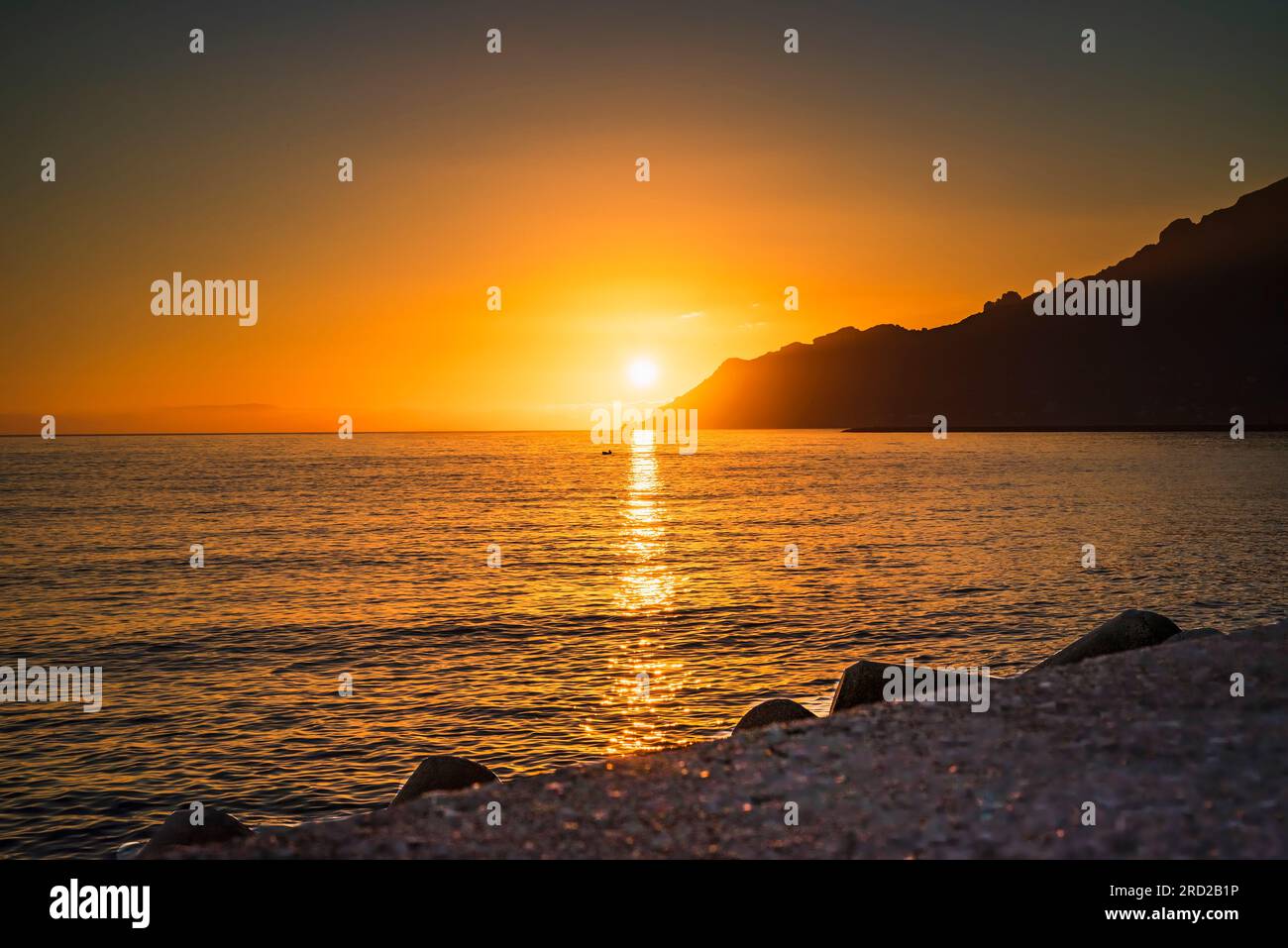 Slanting rays of the setting sun hitting the coastline along Amalfi ...