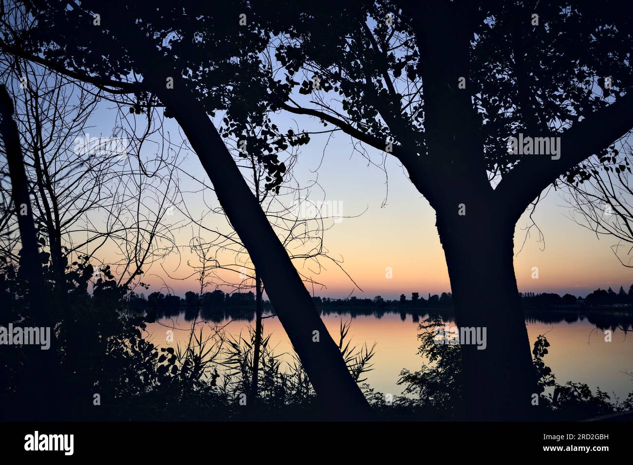 Riverside riverbank sunset hi-res stock photography and images - Alamy