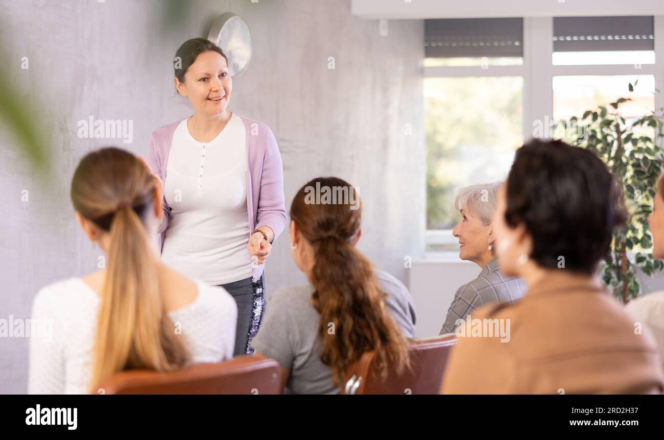 Lecturer gives business lecture hi-res stock photography and images - Alamy