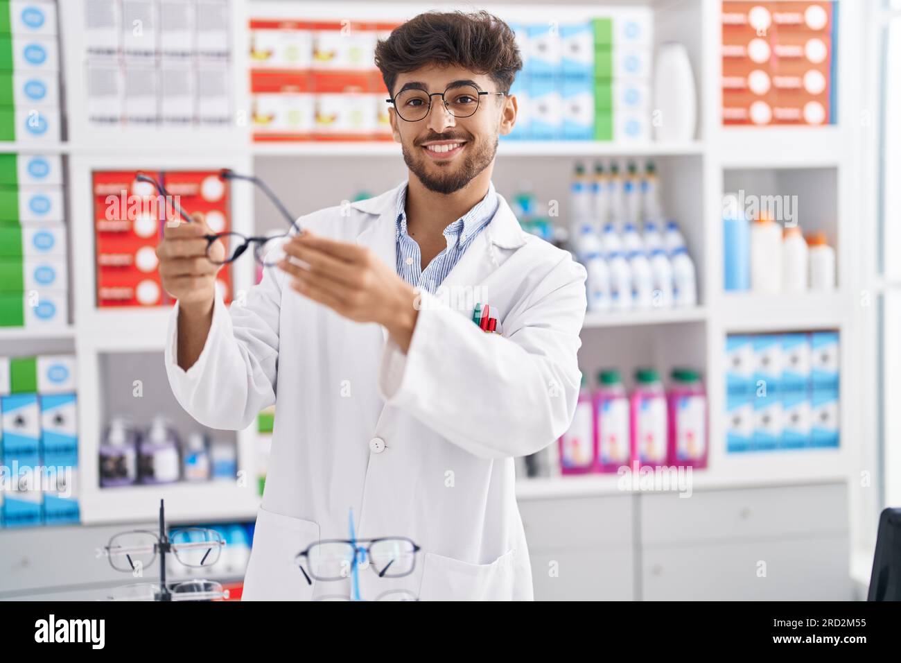 Arab pharmacist at counter hi-res stock photography and images - Alamy