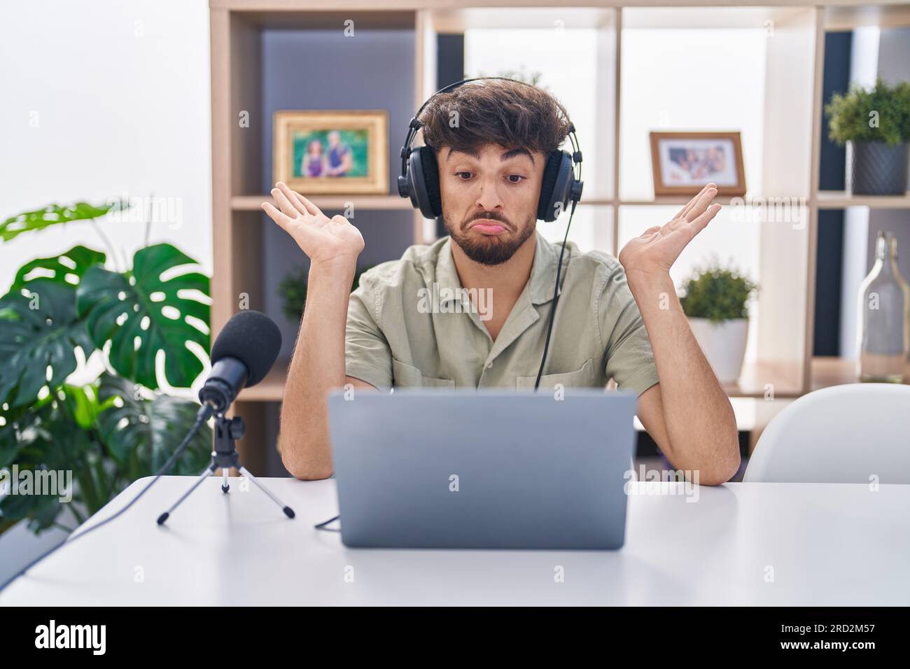 Middle east male radio hi-res stock photography and images - Alamy