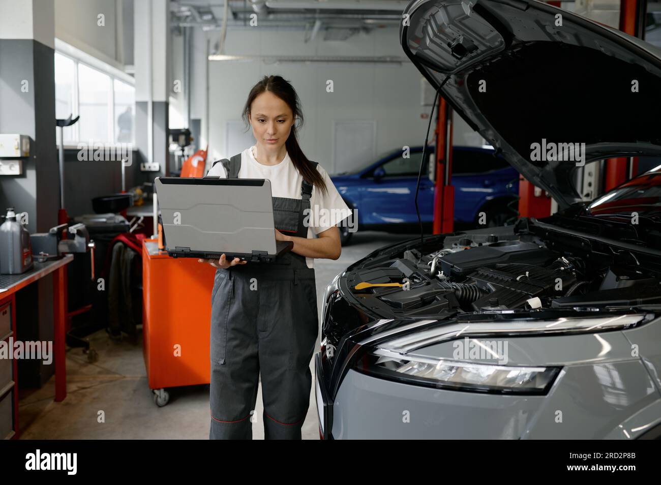 Woman auto mechanic doing hi-res stock photography and images - Alamy