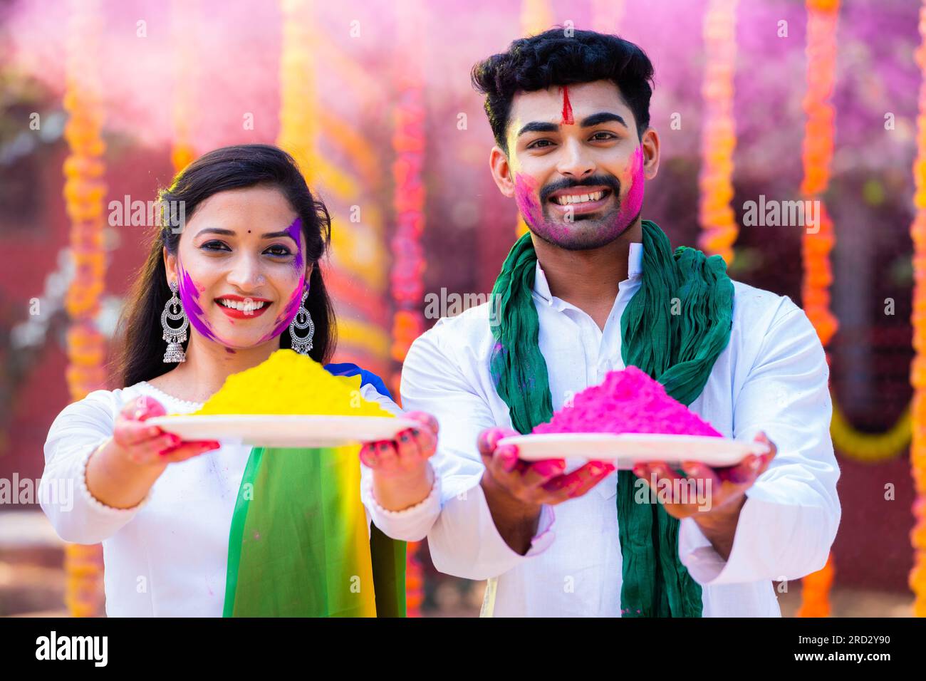 Indian couple playing holi hi-res stock photography and images - Alamy