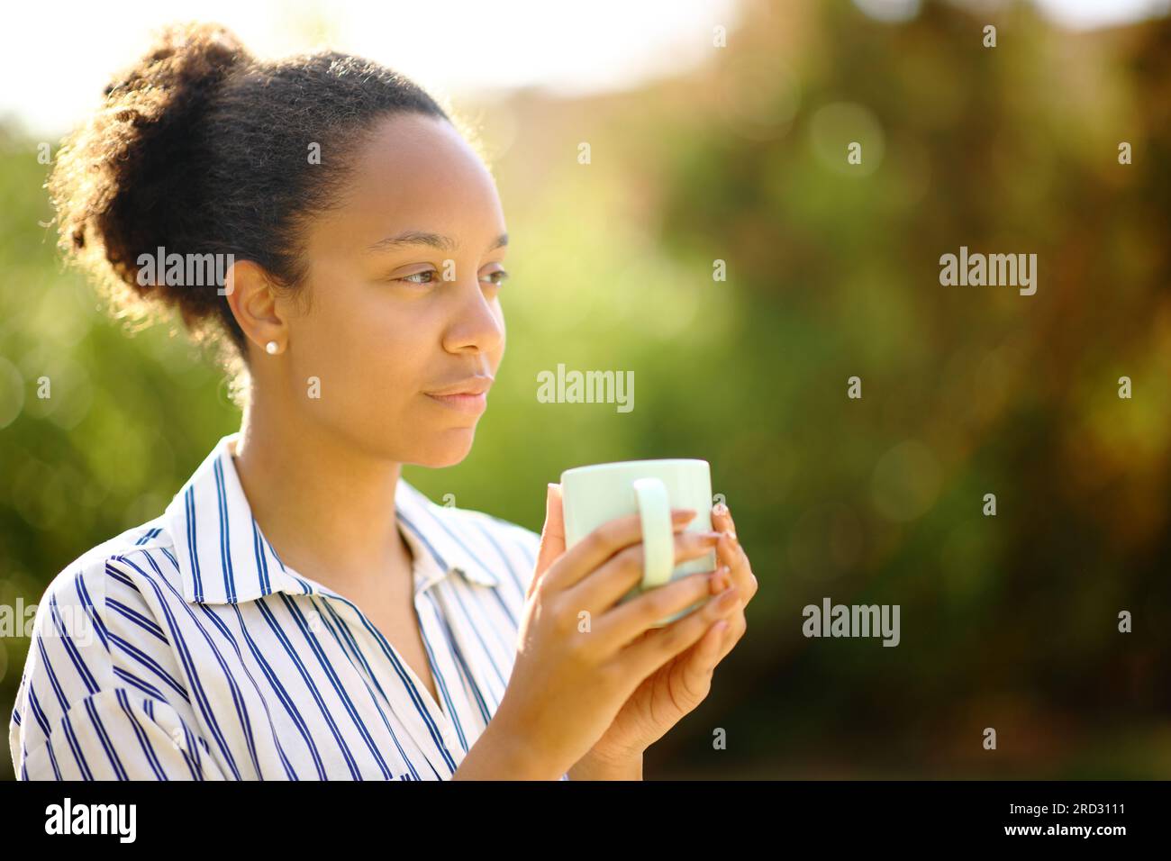 Young woman coffee mug nature hi-res stock photography and images - Alamy